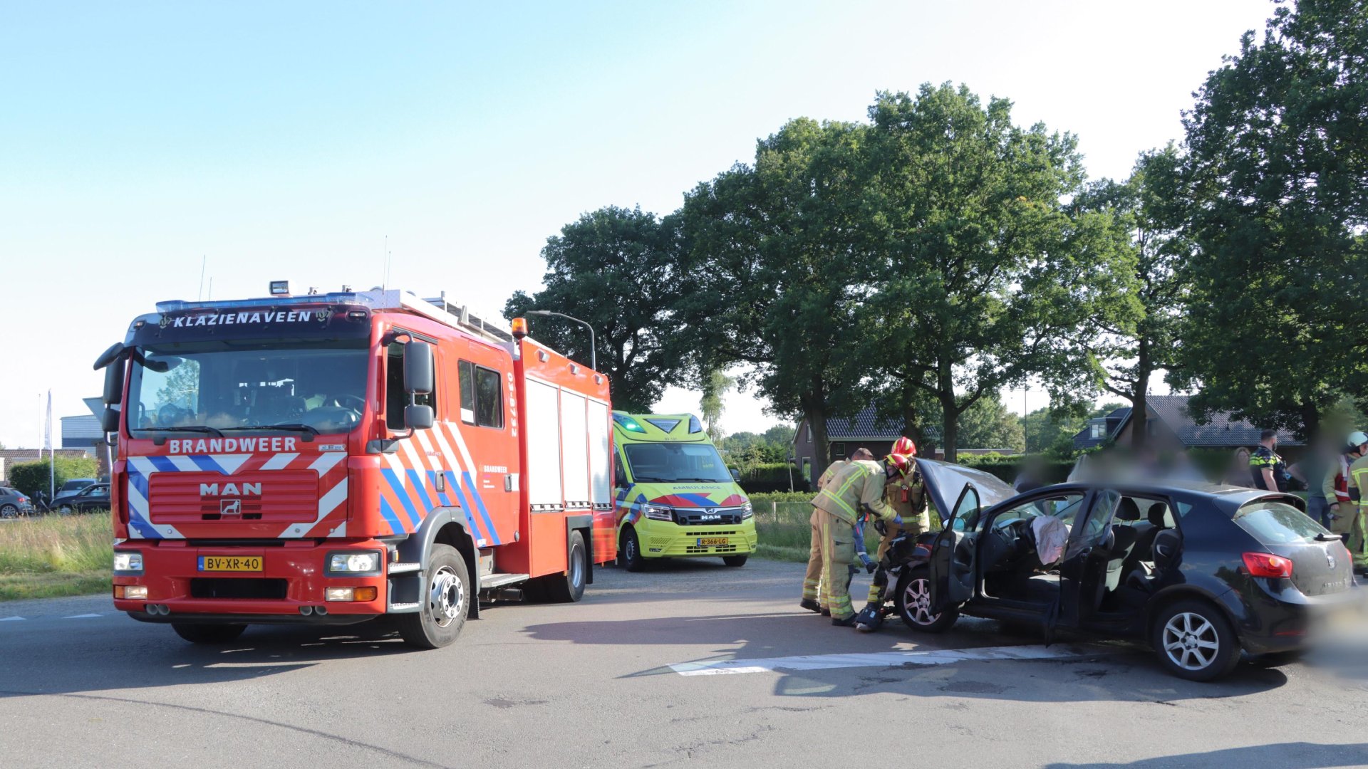 ZO!34 - Twee gewonden na frontale botsing in Klazienaveen